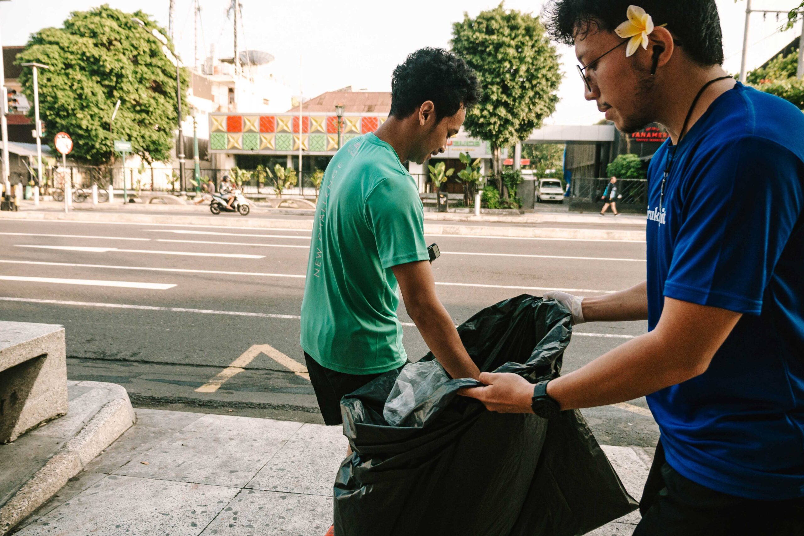 Plogging: Olahraga Ramah Lingkungan yang Menginspirasi - Athletica Company
